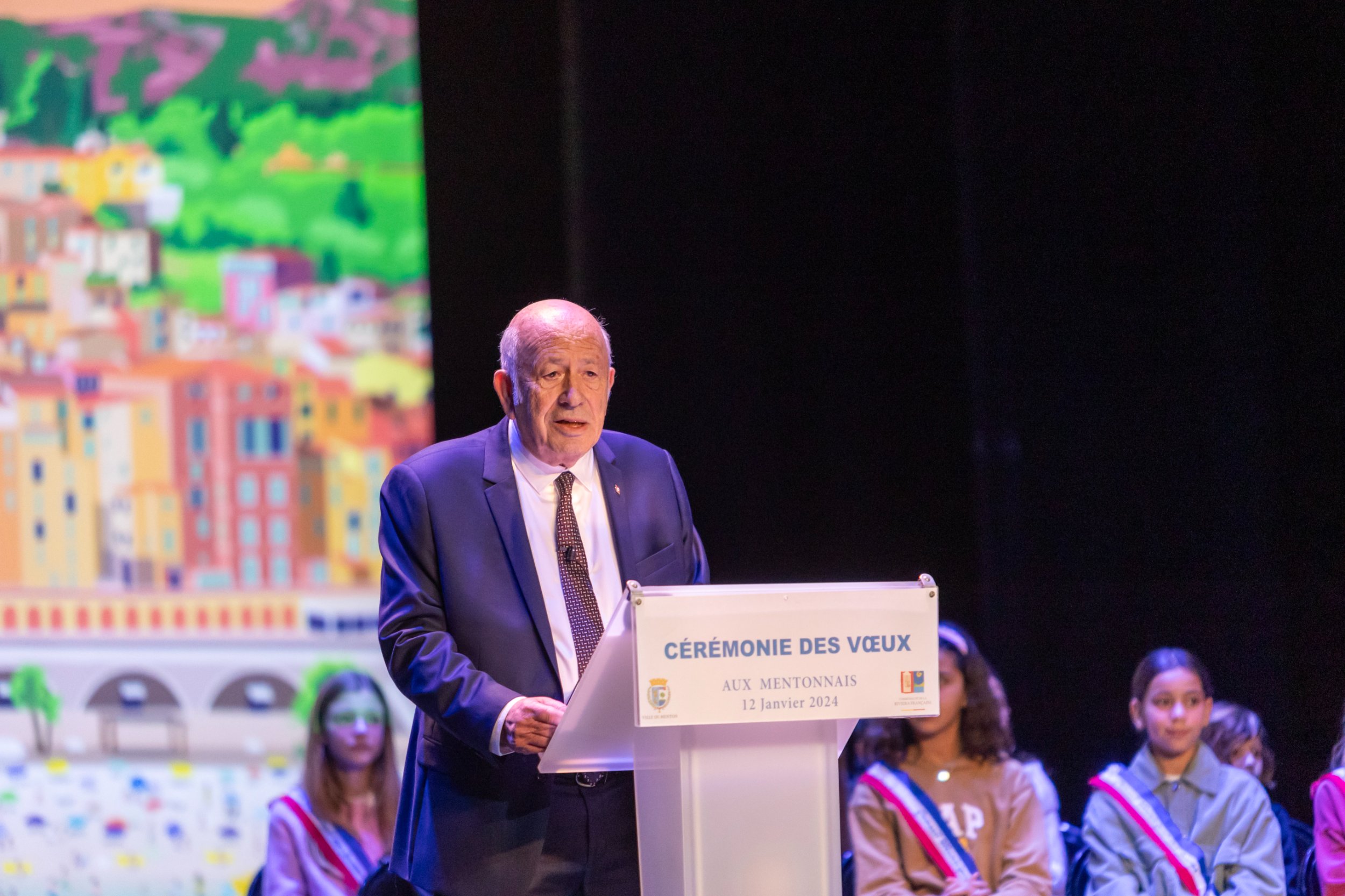 Les voeux 2024 du maire, Yves Juhel, dans un théâtre Francis Palmero ...